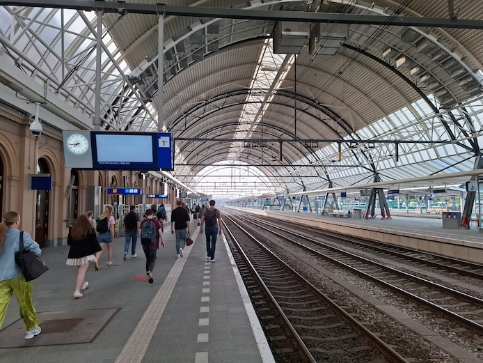 Defecte bovenleiding zorgt al uren voor problemen tussen Zwolle en ...
