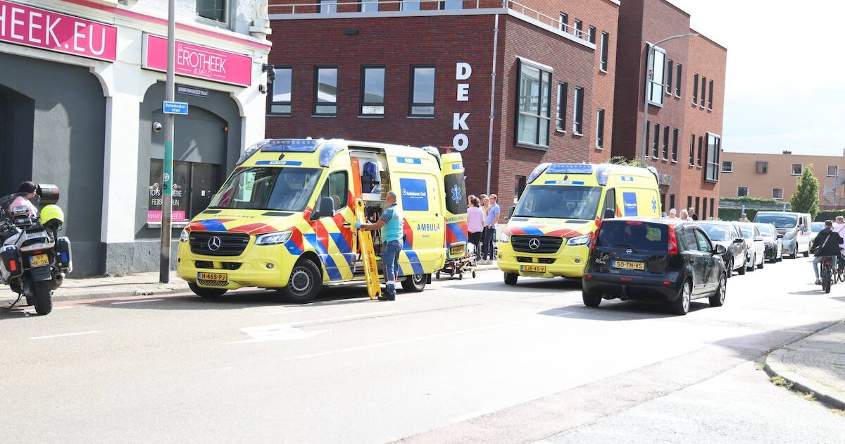 Vrouw op bromfiets botst met auto in Almelo en raakt gewond | Almelo ...
