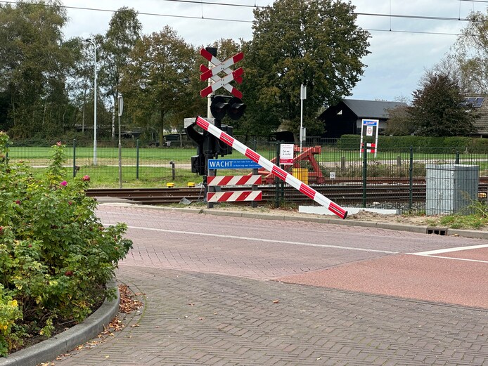 Dubbele pech op Veluwelijn: spoorboom knapt als luciferhoutje, daarna ...