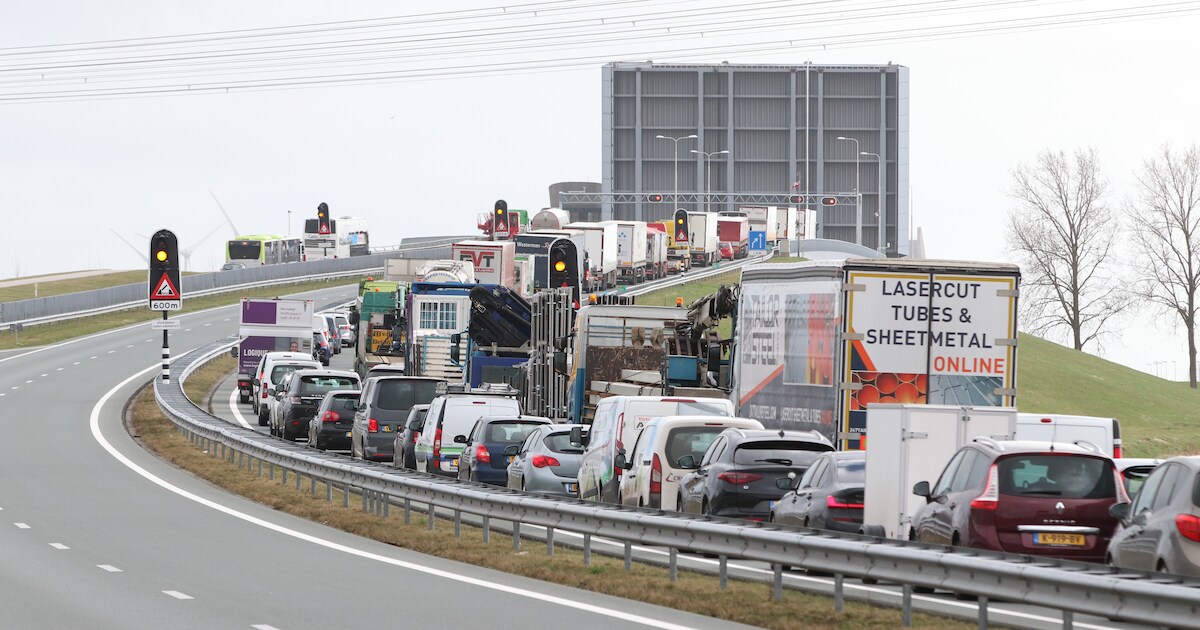 Ramspolbrug blijft uurtje hangen: meteen lange files op N50 tussen ...
