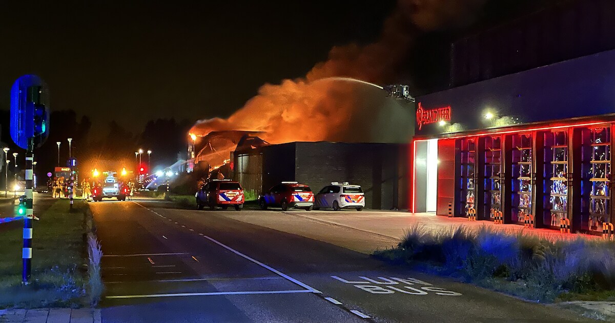 Enorme brand vlak naast brandweerkazerne in Almere, brandweer is ...
