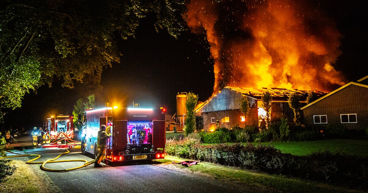 Grote brand in schuur in Vorden: brandweer uren druk met blussen ...