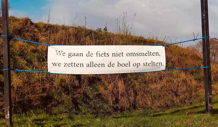 ‘Boeven’ laten van zich horen: spandoek met uitdagende tekst op plaats ...
