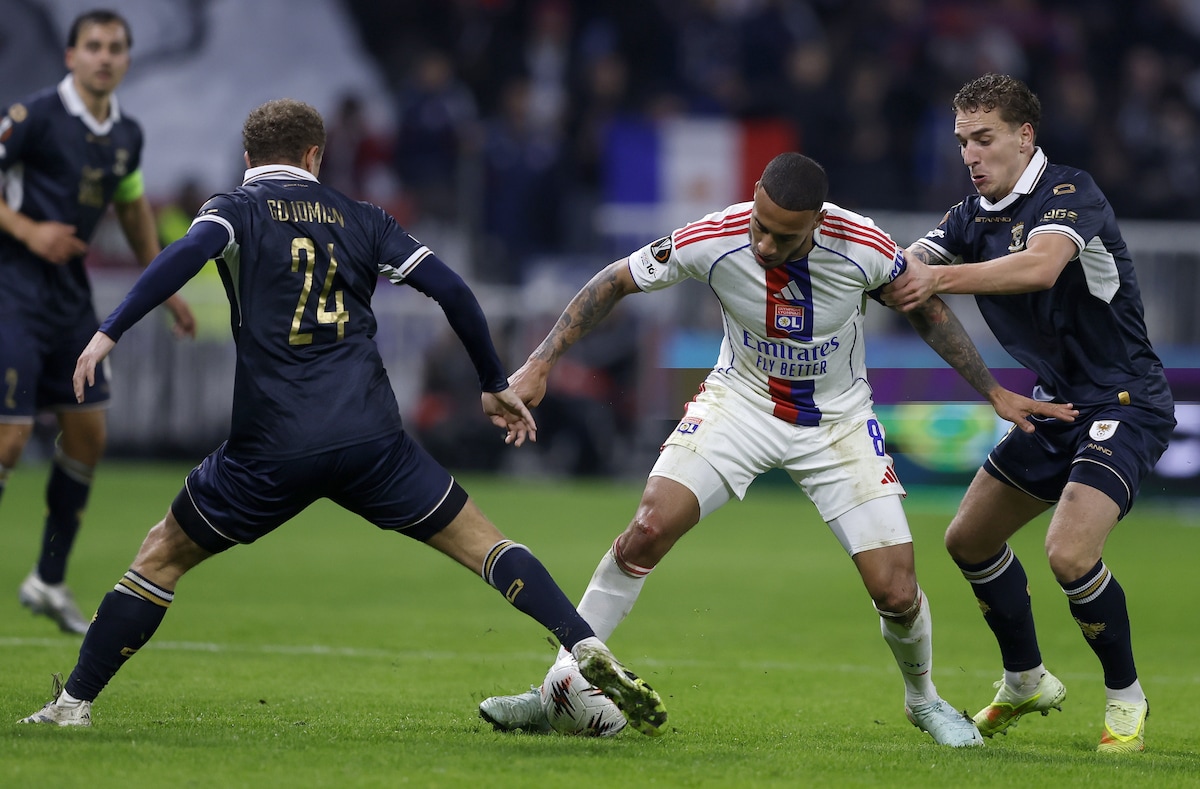 LEES TERUG |Go Ahead Eagles is dichtbij punt in Lyon, maar het lukt net ...