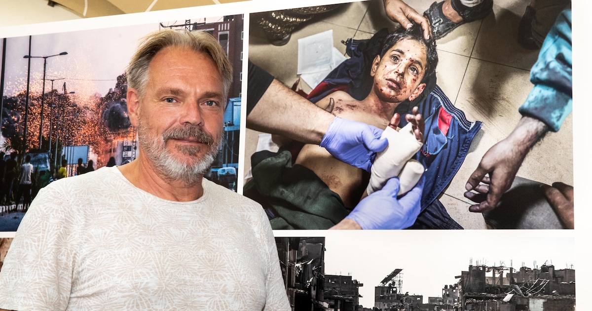 Nieuwsfotograaf Ronald Hissink loopt door Zutphense kerk en wijst vier foto’s aan: ‘Deze raken ...