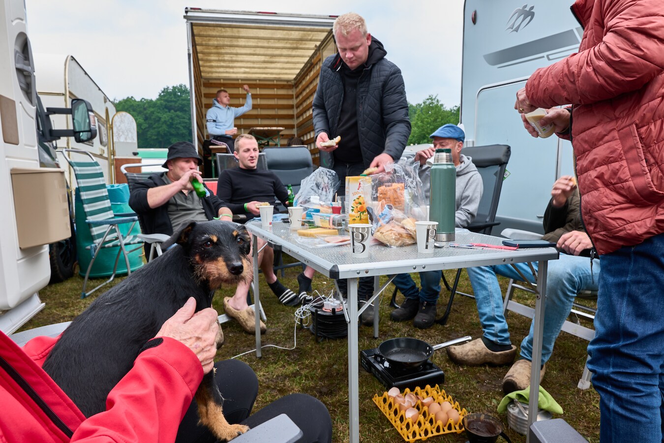 Bier bij het ontbijt: ‘Bij de jongens van Normaal is alles makkelijk ...