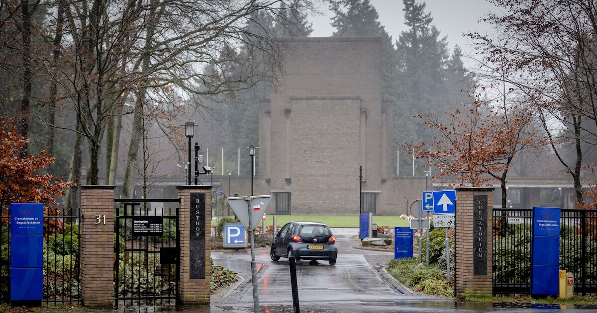 OM vervolgt vier van de zes deelnemers aan seance op Rusthof wegens ...