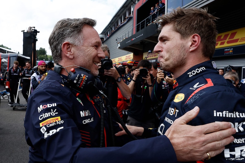 Hij ontdekte de foute appjes van Horner en volgt Verstappen op de voet ...
