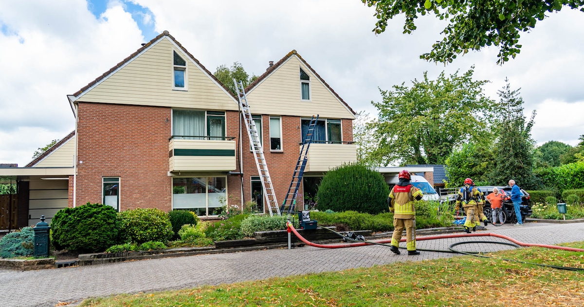 Brand in woning op Langezand in Zeewolde tijdens werkzaamheden aan het ...