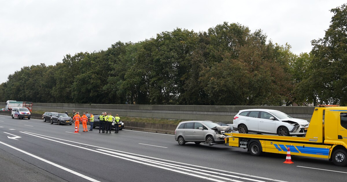 Verkeerschaos en lange file na ongeluk met zeven auto’s op A28 bij Staphorst, weg weer vrij ...
