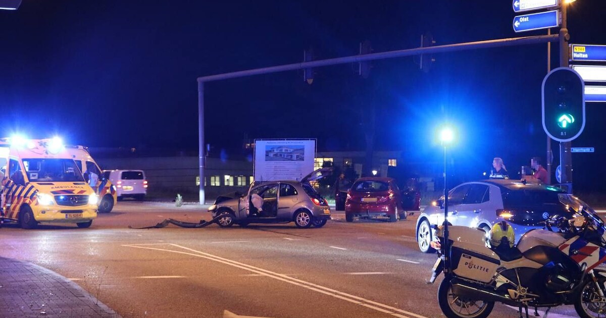 Botsing op kruising Deventer, twee personen naar ziekenhuis | 112 ...