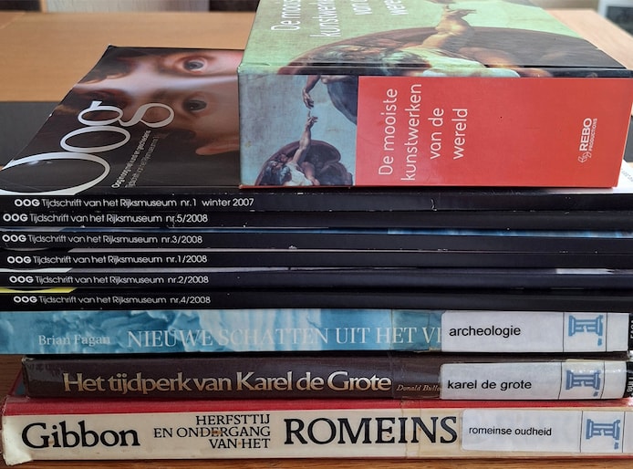 Op deze plek kun je terecht voor een stapel boeken en tijdschriften over kunst en wie heeft er ...