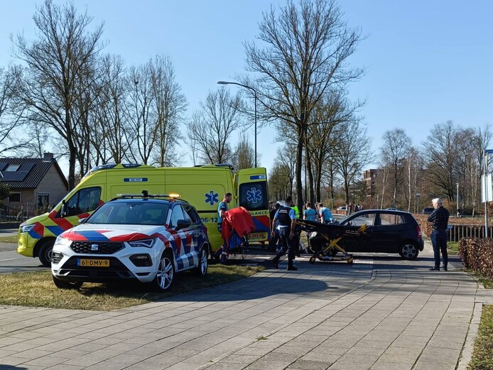 Fietser met spoed naar ziekenhuis na aanrijding in Apeldoorn | 112 nieuws Apeldoorn | destentor.nl