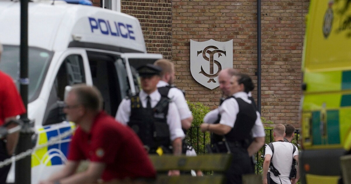 Kind overleden nadat auto Britse basisschool ramt | Nieuws | De Stentor.nl