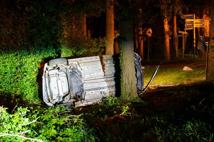 Auto lanceert op schrikblok en komt op zijkant tot stilstand in Ermelo ...