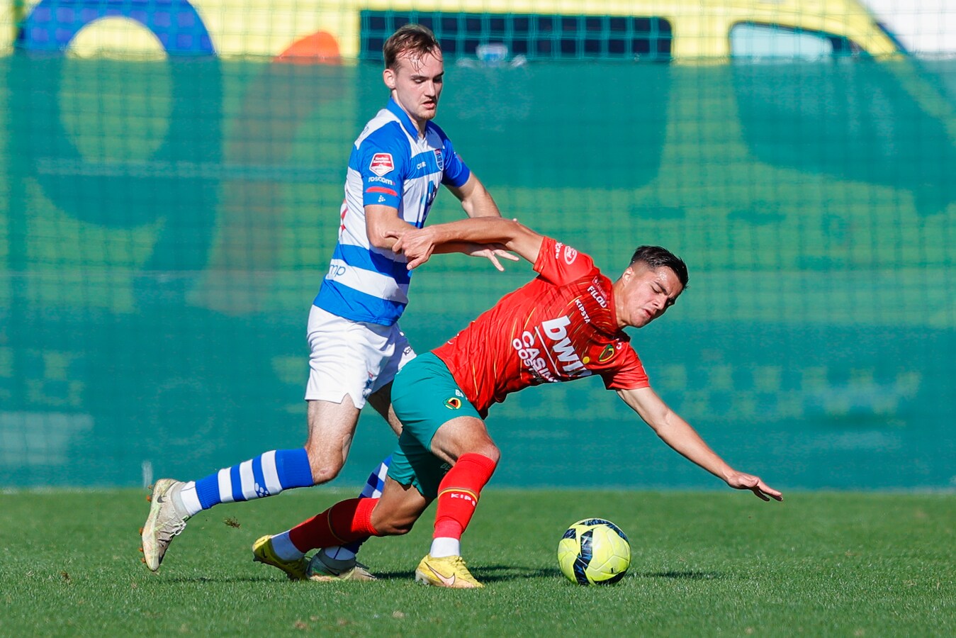 Bizar moment in oefenduel PEC: boze Oostende-coach weigert te ...
