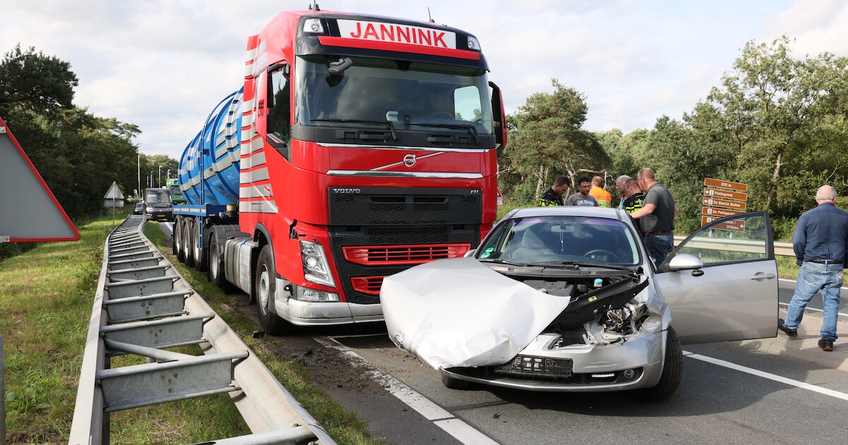 Gewonde bij botsing tussen auto en tankwagen op de N36 bij Mariënberg, ook flink wat ...