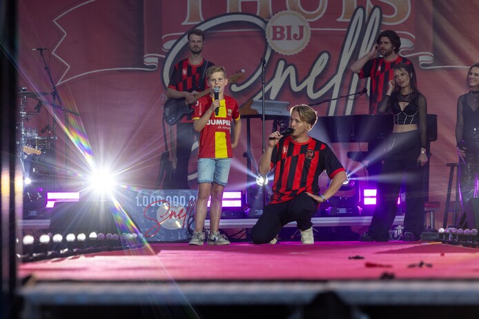 9-jarige Siem uit Twello zingt voor 15.000 mensen bij Snelle-concert in ...