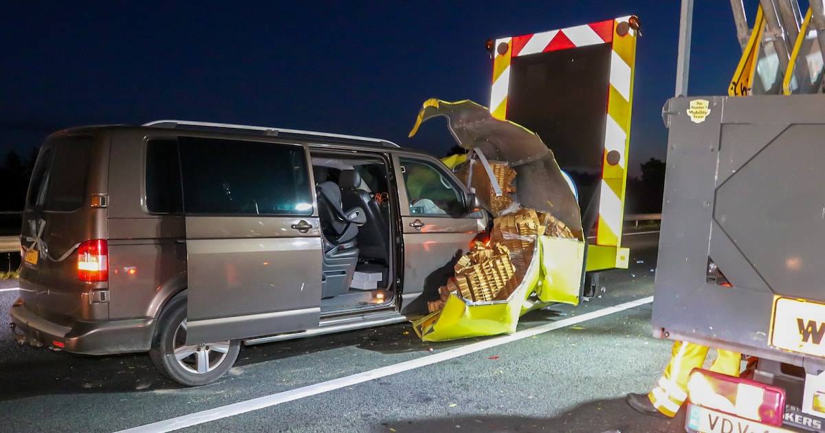 Busje rijdt in op rijdende afzetting op A1 bij Uddel | Regio | De ...