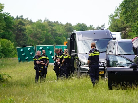 Dode aangetroffen in bos langs A28 bij Wezep, politie doet al hele dag ...