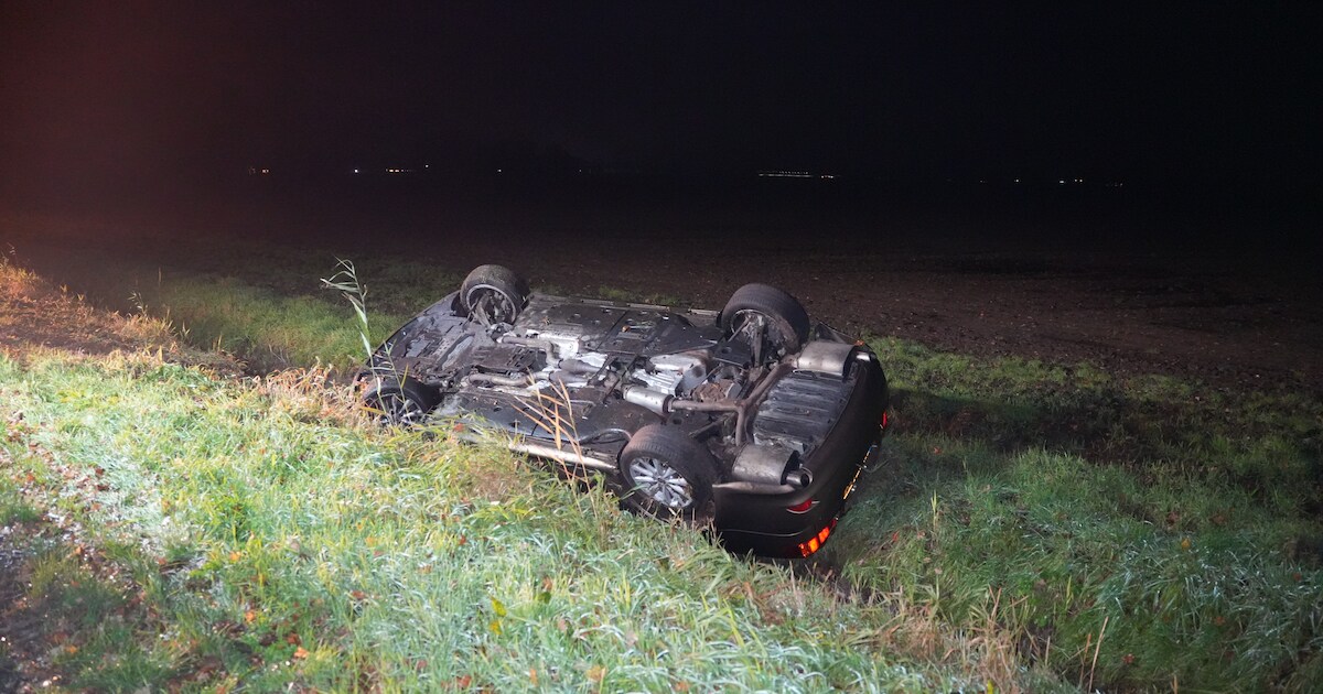 Auto op zijn kop in sloot aan De Bese bij Dalfsen | 112 nieuws Dalfsen ...