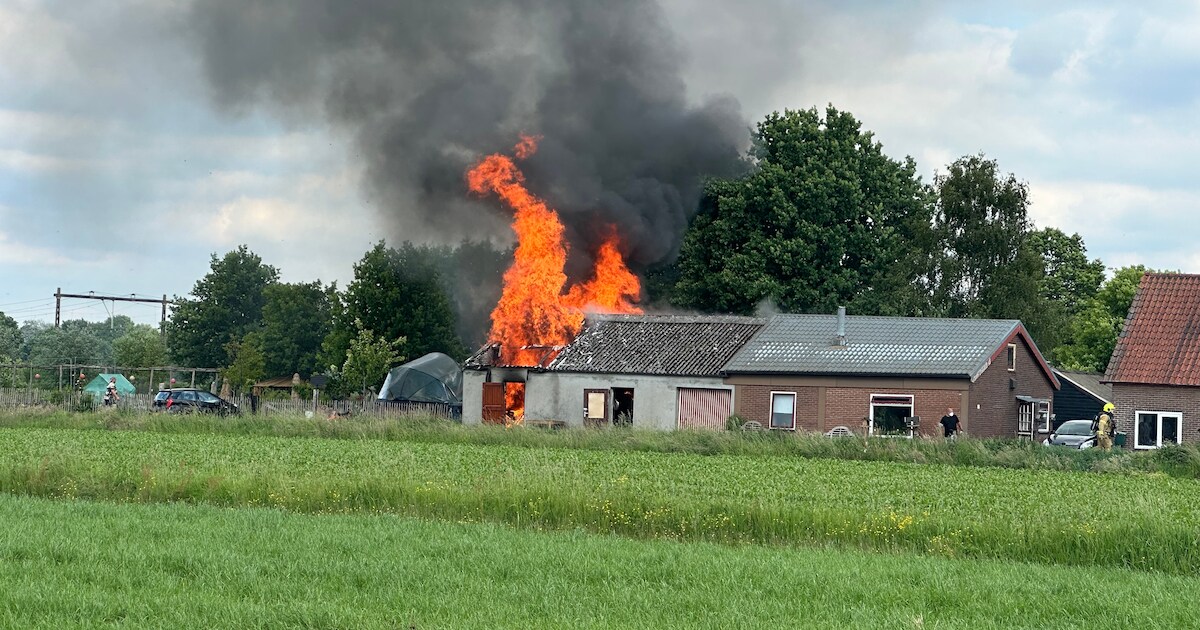 Vlammen slaan uit schuur in buitengebied van Putten | Regio | De Stentor.nl