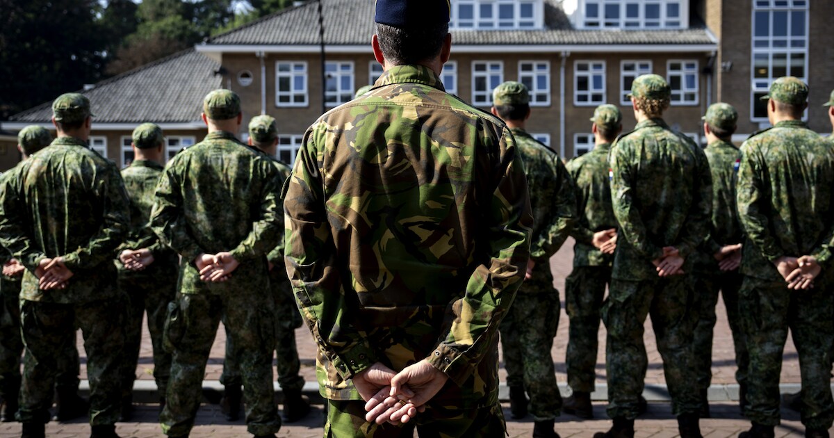 Leon (20) volgt ‘dienjaar’ in leger en gaat direct aan de slag op ...