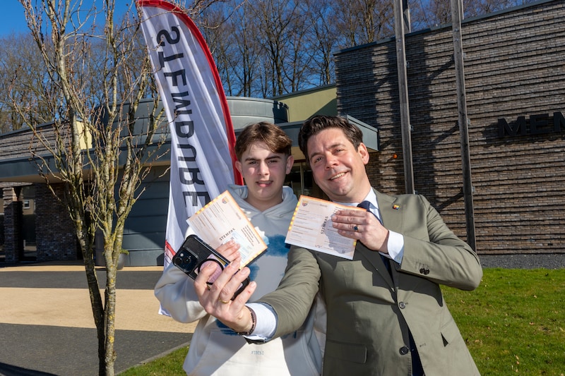 Rens viert zijn 18de met appeltaart, selfie en zijn allereerste stem ...