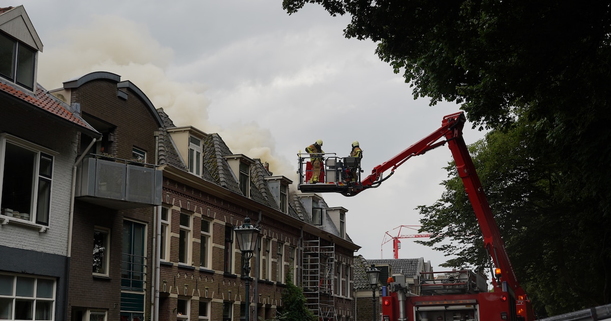 Grote brand in centrum van Kampen onder controle, geëmotioneerde bewoners krijgen hulp | 112 ...