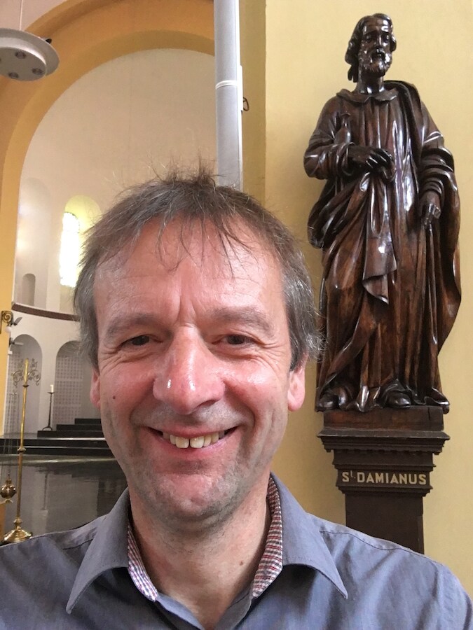 Oud-wethouder Zwolle gaat nu zegenend door Groesbeek (en dit is zijn ...