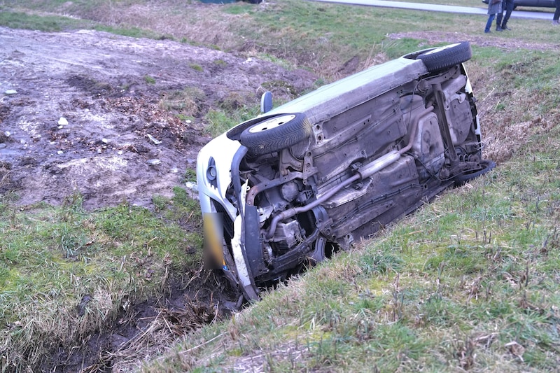 Auto in sloot na botsing op kruising bij Nijeveen | Regio | De Stentor.nl