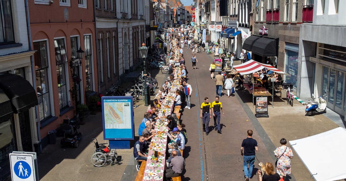 Lunchen midden in Kampen tijdens Ontmoetingsfestival: ‘Als mensen samen ...