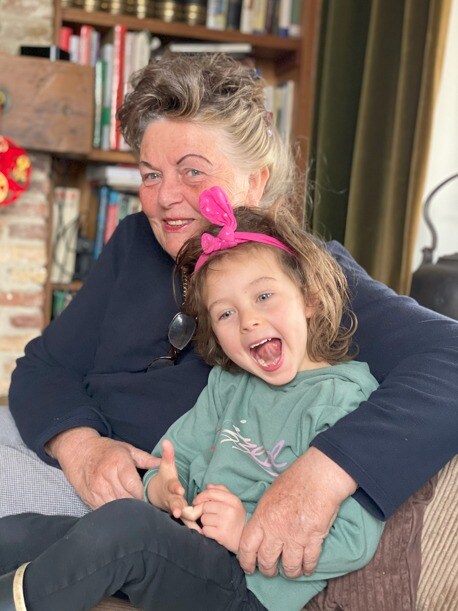 Roelie (70) zwaait tot het laatste moment gasten uit vanuit haar hotel ...