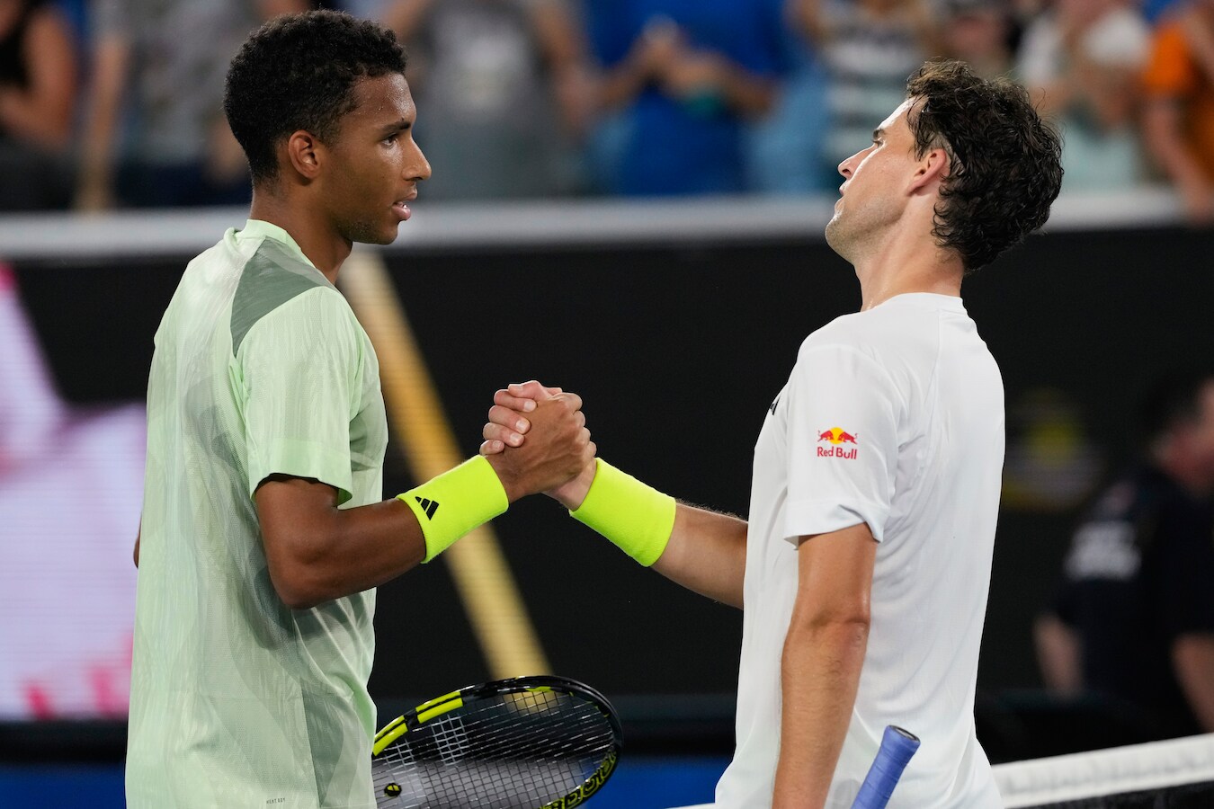 Félix Auger-Aliassime verslaat Dominic Thiem in nachtelijke vijfsetter op Australian Open | Foto ...