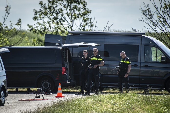 Als de politie het huis van Klaas Bijl binnenstebuiten keert, gaan alle alarmbellen af | Home ...