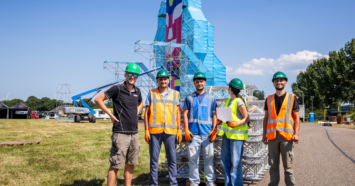 Asielzoekers Wafa en Safer helpen bij opbouw Polderfest in Dronten: ‘We ...