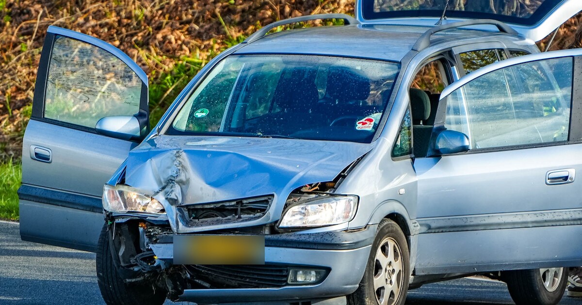 Auto schampt boom na botsing op kruispunt in Lelystad | Regio | De ...