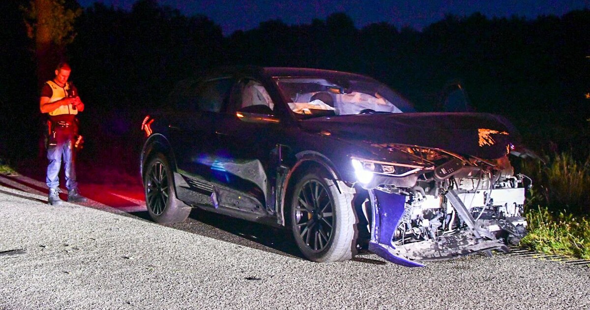 Man (23) jaagt onder invloed snelle auto van papa tegen boom ...