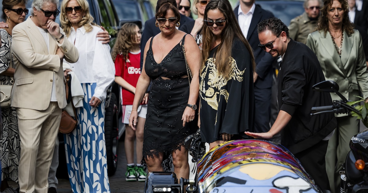 Dit was het afscheid van Jonnie Boer: met motor en per boot in kist vol verhalen | Zwolle | De ...