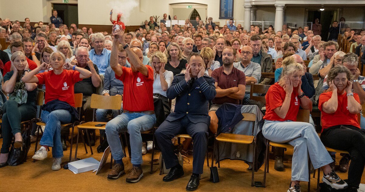 Fouilleren bij ingang, duizend mensen in de rij: in bomvolle kerk neemt ...