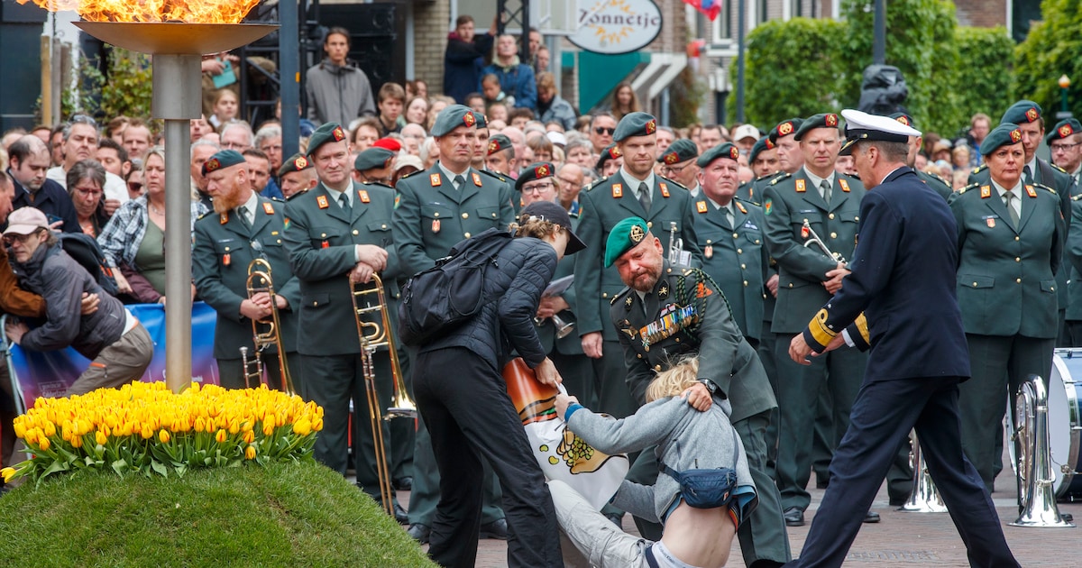 Oorlogsheld Marco Kroon grijpt als eerste demonstrant: ‘Ik ben áltijd ...