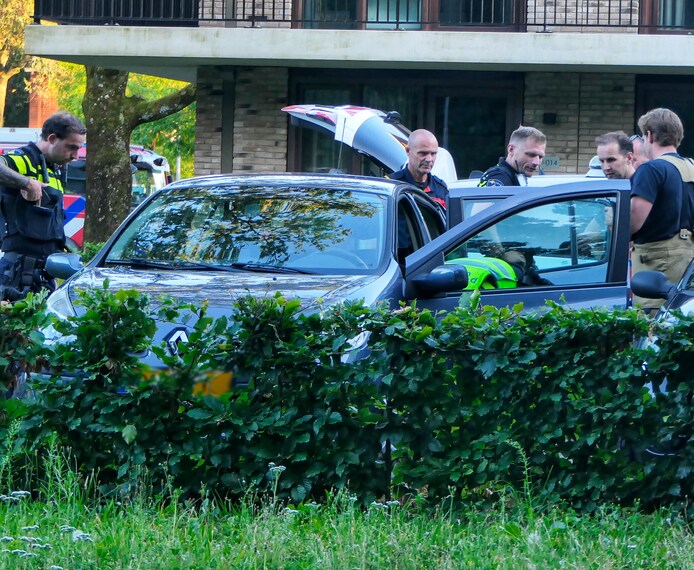 Politie doorzoekt auto en woning in Zwolle, tas met drugs en messen ...