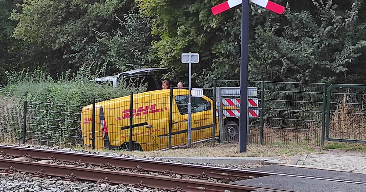 DHL-bezorger komt op ongelukkige plek naast spoor in Diepenveen terecht ...