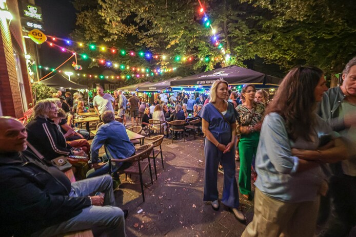 Volle bak bij reünie van kleurrijk café in Zwolle dat wordt gemist: ‘Een fijn, apart kroegje ...