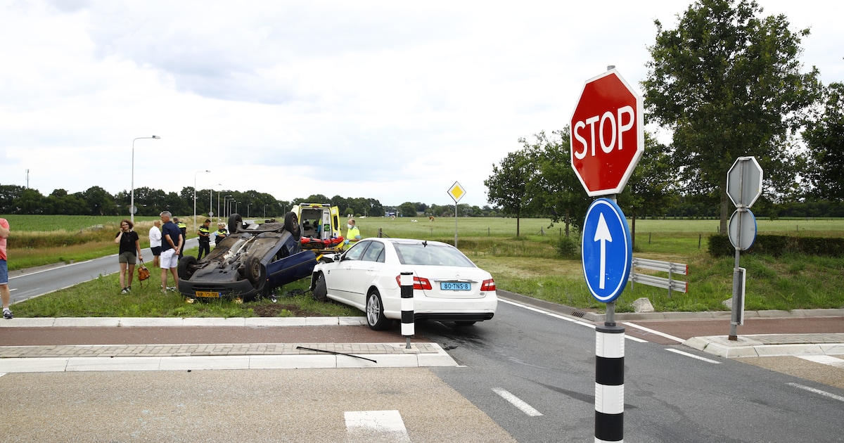 Weer aanrijding bij berucht kruispunt in Epe: auto op de kop in middenberm, vrouw gewond | Epe ...