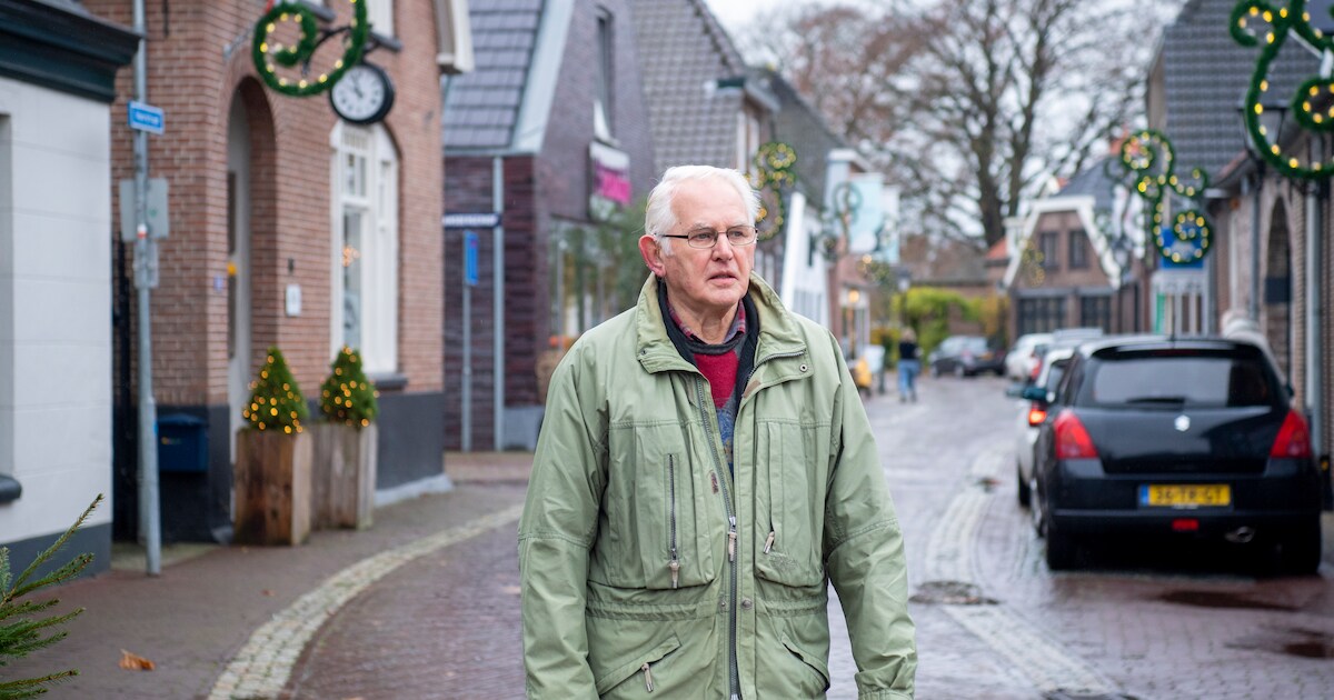 Na vijftien jaar informatie vergaren heeft Gerrit Reinders naslagwerk ...