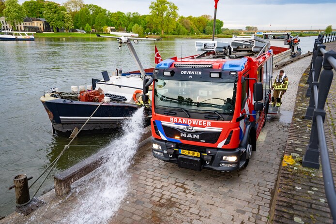 Schip op de IJssel dreigt vol water te lopen: brandweer komt pompen ...