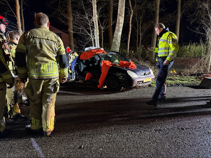 Auto botst op boom bij Heeten, bestuurder zit vast in auto en wordt door brandweer bevrijd | 112 ...