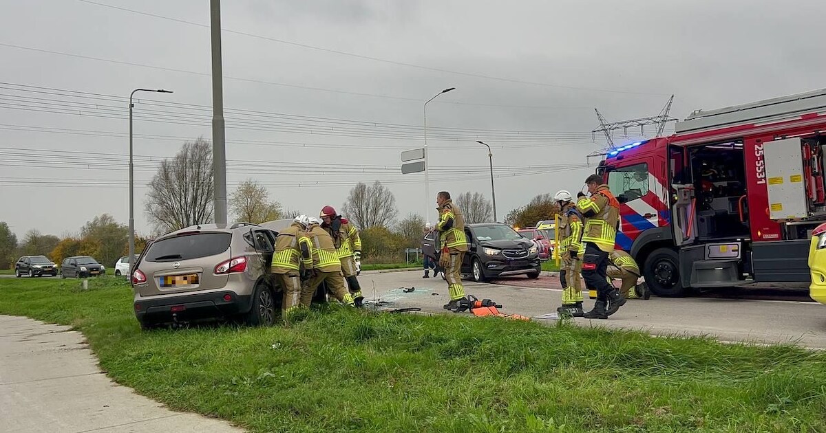 Harde botsing op rotonde in Dronten: twee mensen raken gewond | 112 ...
