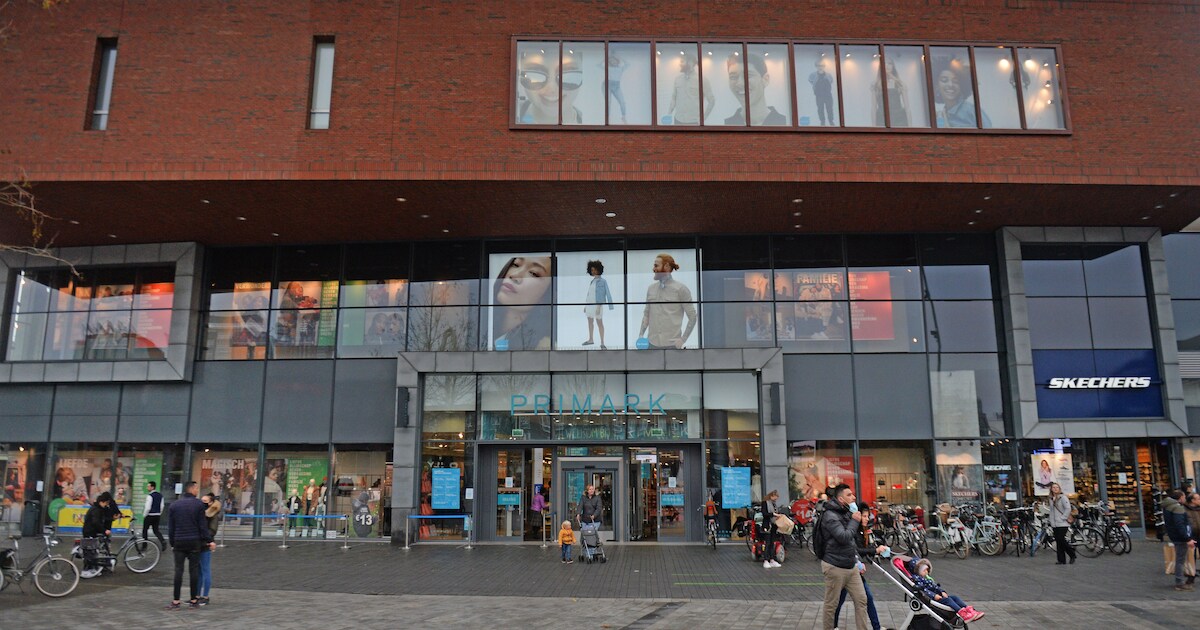 Roemeense familie met kinderwagen vol kleren betrapt in de Primark ...